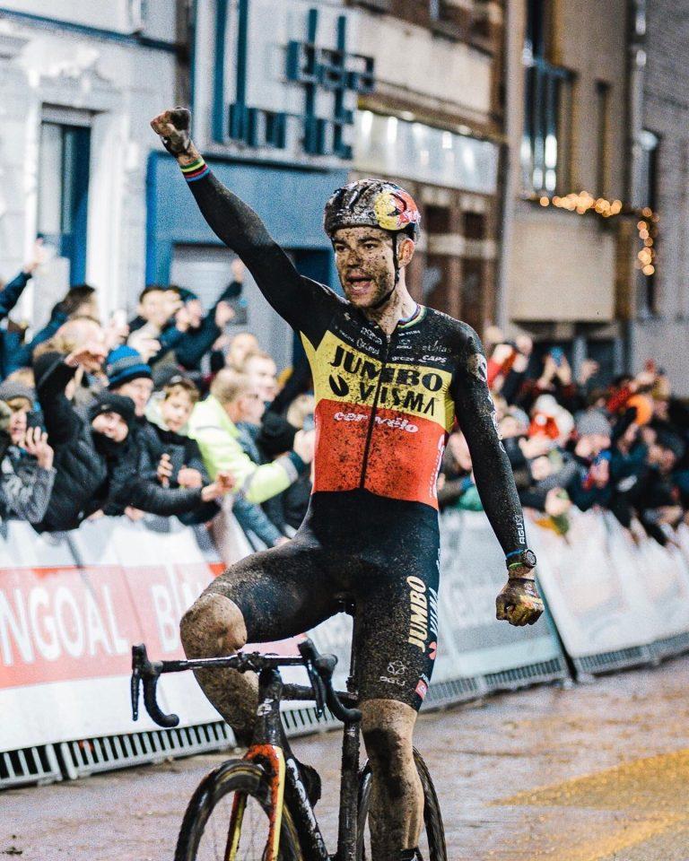 Outra vitória com a ‘força da técnica’ de Wout Van Aert