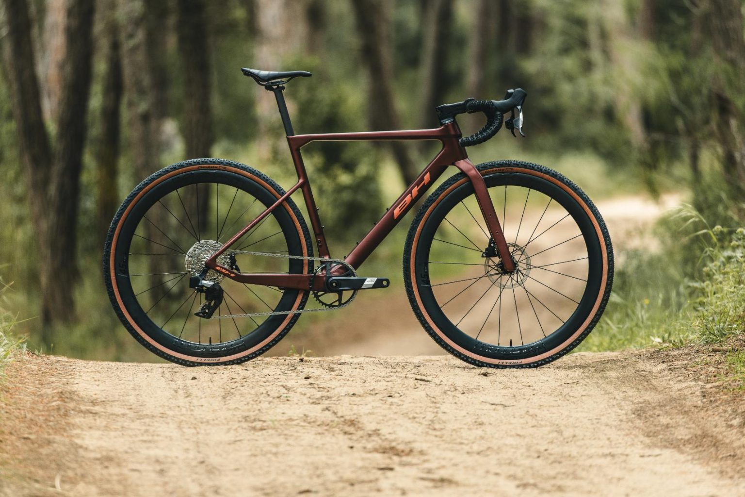 Nova BH GravelX R 2025: da estrada para os trilhos de gravel! [com ...