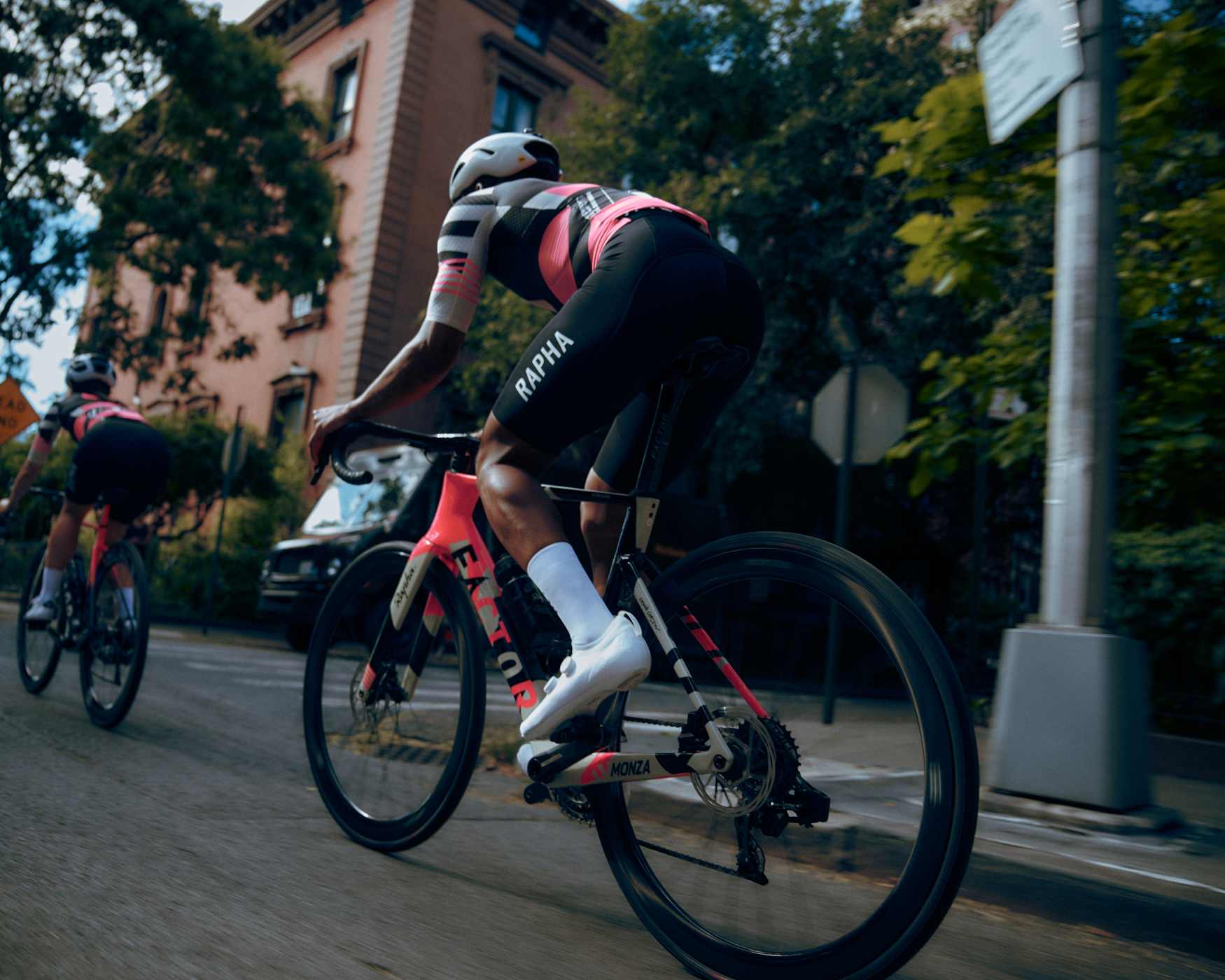 Rapha assinala dez anos do Rapha Cycling Club com coleção desenhada por ...
